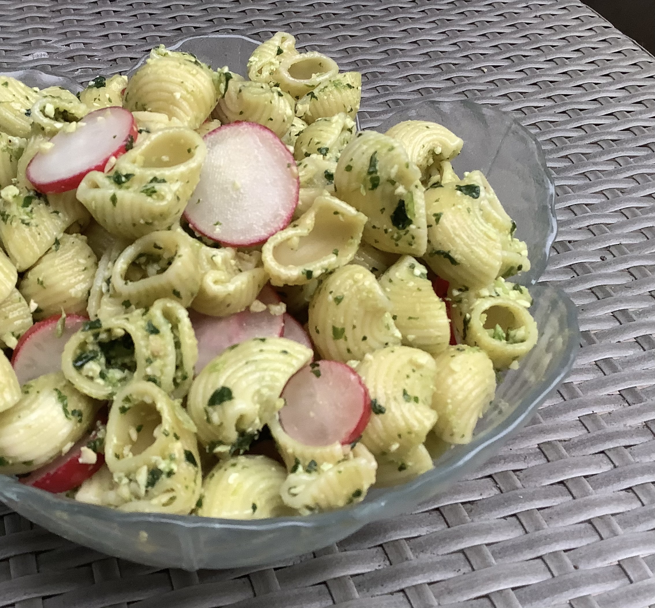 Salade de pâtes au pesto de radis. Accompagnement pour un barbecue ...